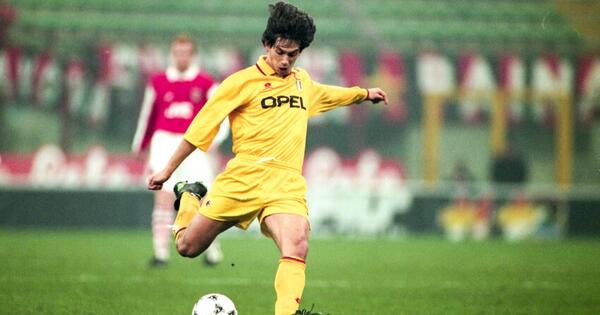 One day, one goal : Albertini surprend le FC Barcelone avec un tir venu ...